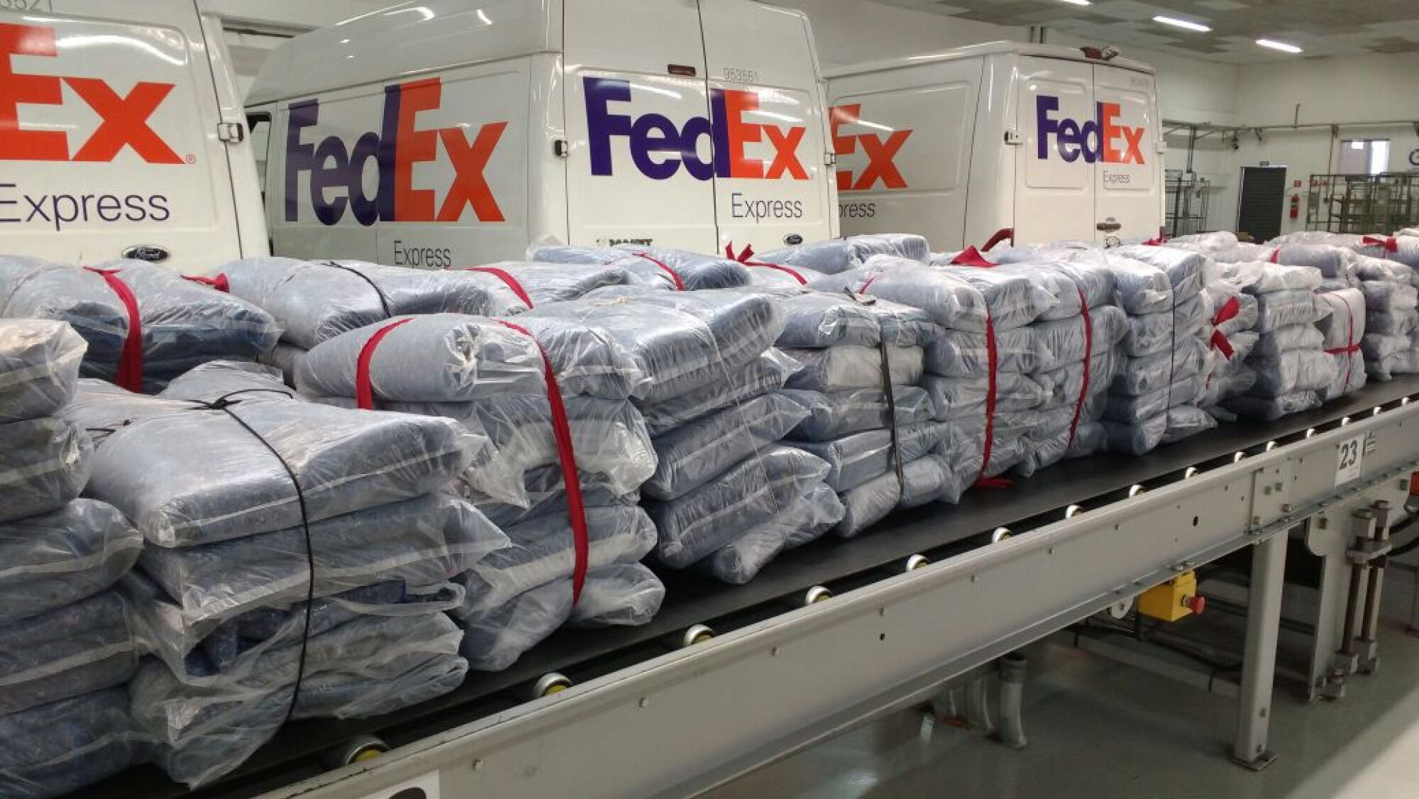 FedEx doa cobertores confeccionados a partir de uniformes antigos de ...
