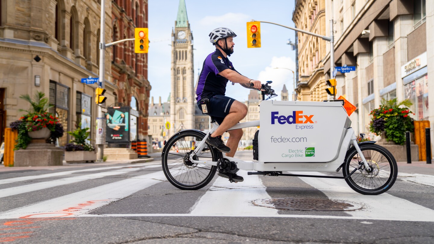 FedEx Celebrates 35 Years in Canada