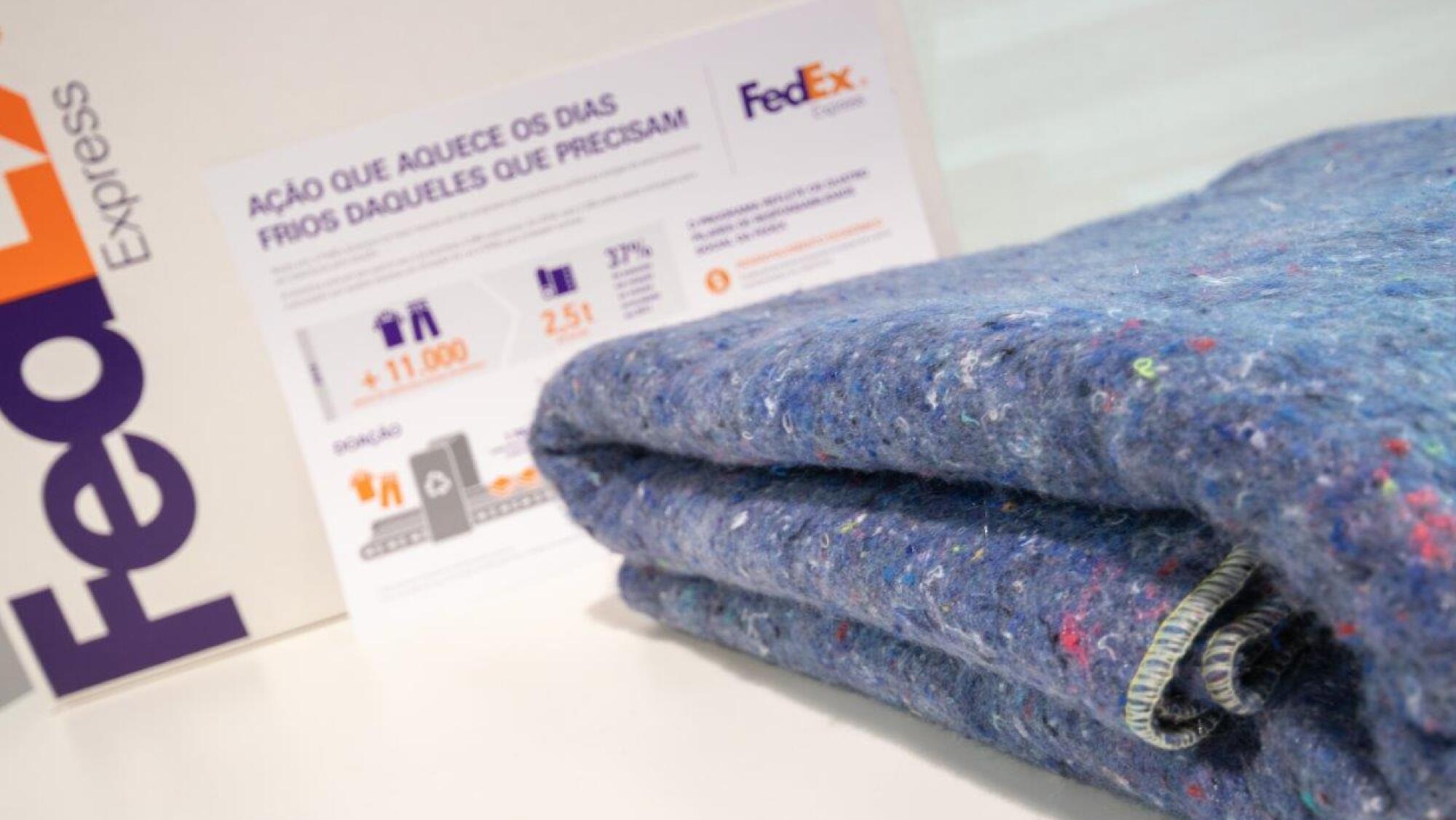 Programa da FedEx Express transforma uniformes antigos em cobertores e ...