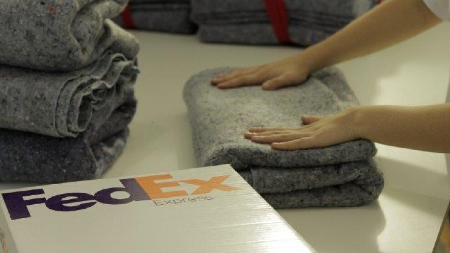 FedEx Express transforma uniformes antigos em 5.500 cobertores para ...