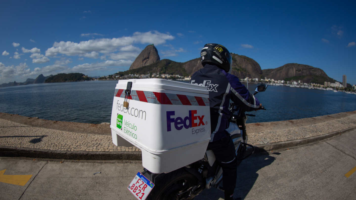 FedEx inaugura primeira loja operada no Brasil com frota 100% elétrica